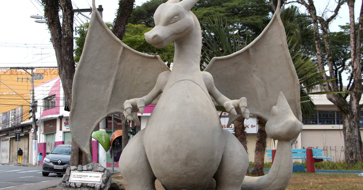 The Enemy - Estátua de Charizard aparece em praça de Suzano, em São Paulo