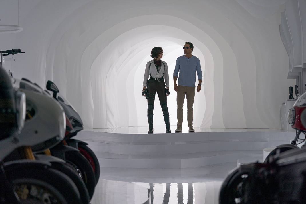 Free Guy ganha novas fotos com Ryan Reynolds e Jodie Comer