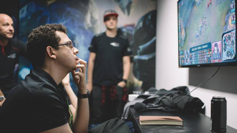 League Of Legends - League of Legends | MiT deixa a posição de ...