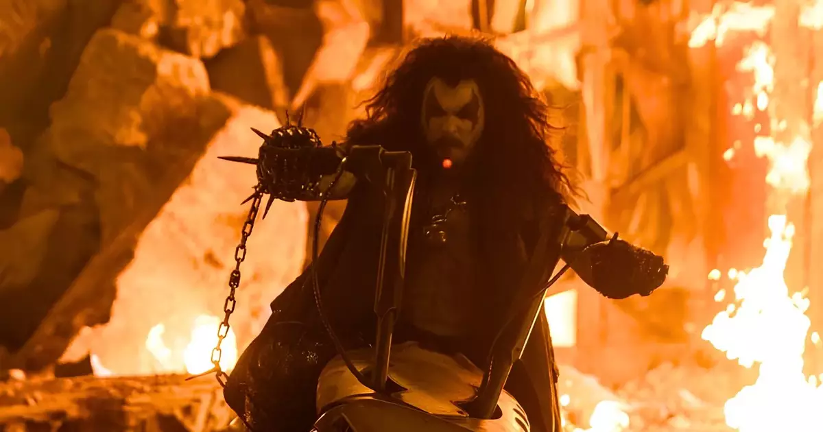 Supergirl conoce a Lobo de Jason Momoa en una escena de la película